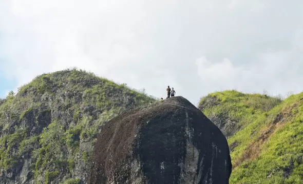 Indahnya Bukit Batu Manda Belubus di Kabupaten Lima Puluh Kota Provinsi ...